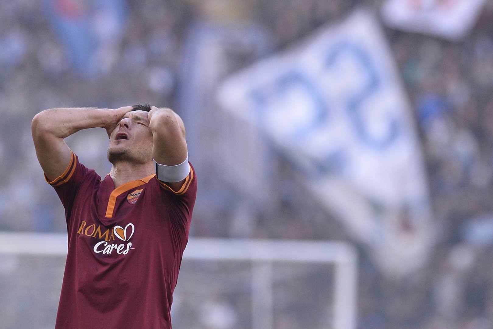 Lazio-Roma, coreografie e striscioni discutibili - La Gazzetta dello Sport