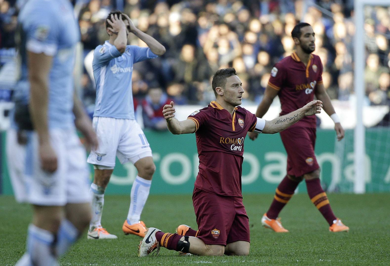 Lazio-Roma, coreografie e striscioni discutibili - La Gazzetta dello Sport