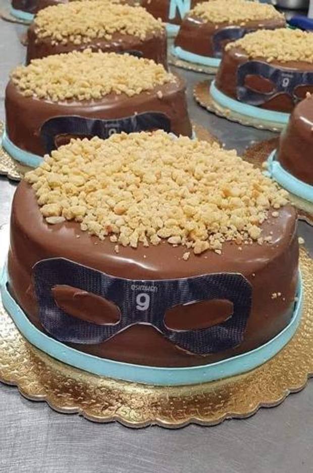 Napoli, febbre scudetto: le maglie appese ai palazzi, la torta di Osimhen - La Gazzetta dello Sport